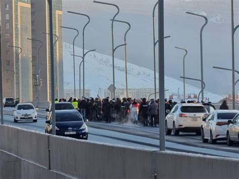 ФОТО Жагсаалд оролцсон иргэдийн зарим нь Их тэнгэрийн ам нд очин эсэргүүцлээ илэрхийлж байна