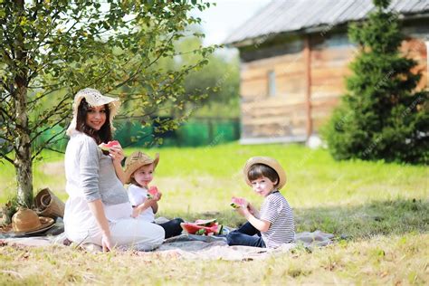 Familia Feliz Con Niños Haciendo Un Picnic En El Parque Padres Con