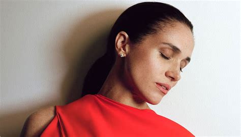 Meghan Markle Tries To Be Prince Harrys Mother In ‘weird Exposé