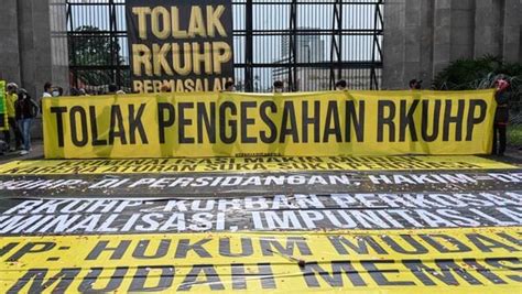 Indonesian Parliament Passes New Criminal Code Bans Sex Outside