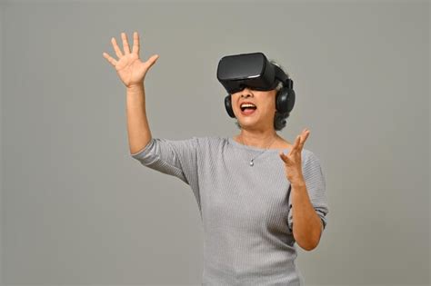 Premium Photo Portrait Of Amazed Senior Woman Vr Headset Enjoying