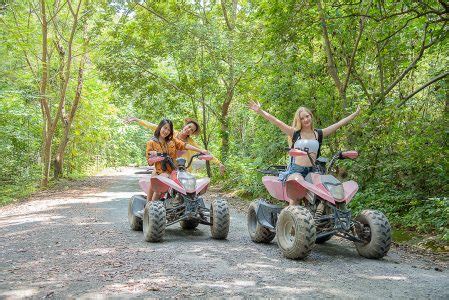 Três Belas Mulheres Viajam Enquanto Andam De Quadriciclo Na Floresta