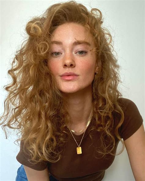 Mathilde Marie Holst Roien On Instagram “onsdags Selfie🦁💛” Haircuts For Wavy Hair Wavy Hair