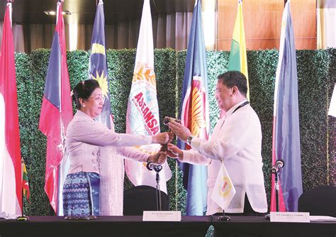 ပြည်ထောင်စုစာရင်းစစ်ချုပ် ဒေါက်တာခင်နိုင်ဦး အရှေ့တောင်အာရှနိုင်ငံမ