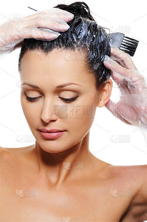 年轻女子自己染发