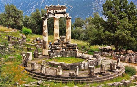 Also Known As The Navel Of The Earth Delphi Is Located In A Unique