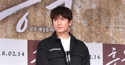 사진 지성캐주얼한 청바지 패션