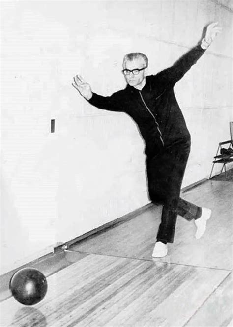 سفر به ایام قدیم سال 1340؛ بولینگ بازی محمدرضا پهلوی تو بولینگ تهران مد