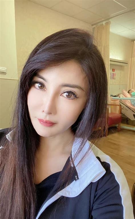 杨丽菁好粘男友！合体逛街不舍撒手，穿露脐装53岁身材却像20岁 哔哩哔哩