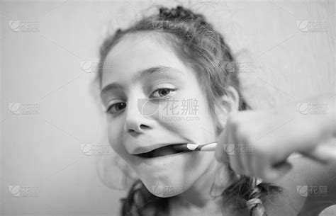 小女孩用牙刷刷牙