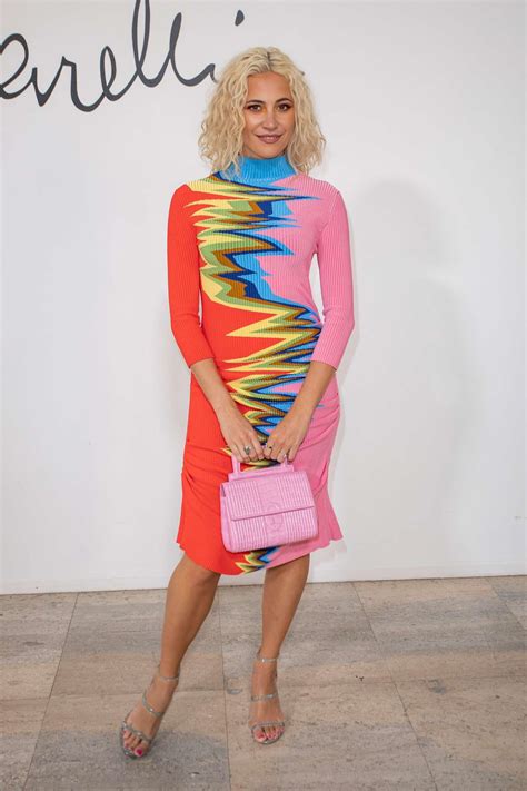 Pixie Lott Scrolller