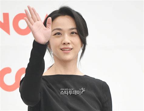 汤唯出席韩国影评奖颁奖典礼 一袭露背裙温婉优雅 搜狐大视野 搜狐新闻