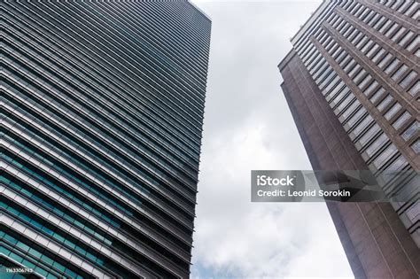 유리 고층 건물 마천루 미래의 상업 현대 도시의 강철 배경에 파노라마 및 원근 각보기 성공적인 산업 건축의 비즈니스 개념 0명에 대한 스톡 사진 및 기타 이미지 Istock
