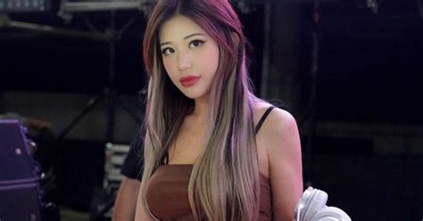 Siew Pui Yi Separa Sus Botones Y Da Vistazo A Bellezas Al Estilo Demi Rose