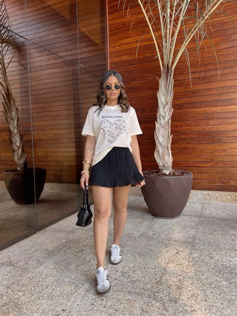 Look Com Mini Saia Plissada Em 2025 Looks Saias Pretas Curtas Look Com Saia Rodada
