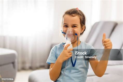 집에서 분무기로 흡입 하는 어린 소녀 아이 천식 흡입기 흡입 분무기 증기 아픈 기침 개념 수평 네블라이저에 대한 스톡 사진 및 기타 이미지 Istock