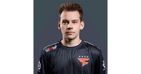 2025年frozen的cs2设置、十字准星、灵敏度和配置：启动选项、视频、鼠标和硬件