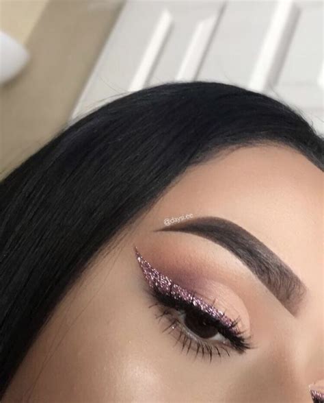 Neutral Glam Eye Makeup Soft Brown Outer Corner With Peach Cream Inner