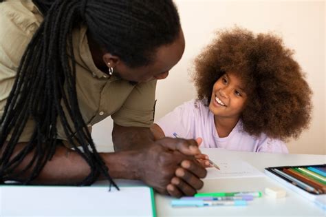 Père Aidant Sa Fille à Faire Ses Devoirs Photo Gratuite