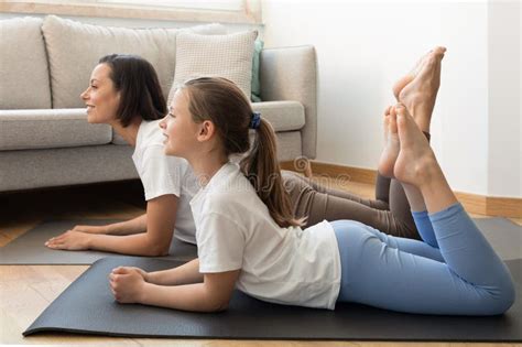 Alegre Adolescencia Europea Y Joven Milenaria En Ropa Deportiva Yace En