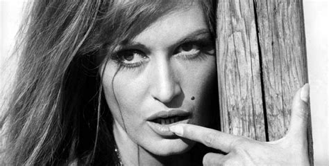 بالصور جون بلوتو تجسد حياة الأسطورة داليدا فوشيا