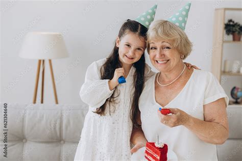 Foto De Happy Smiling Grandmother Receives Birthday Greetings From