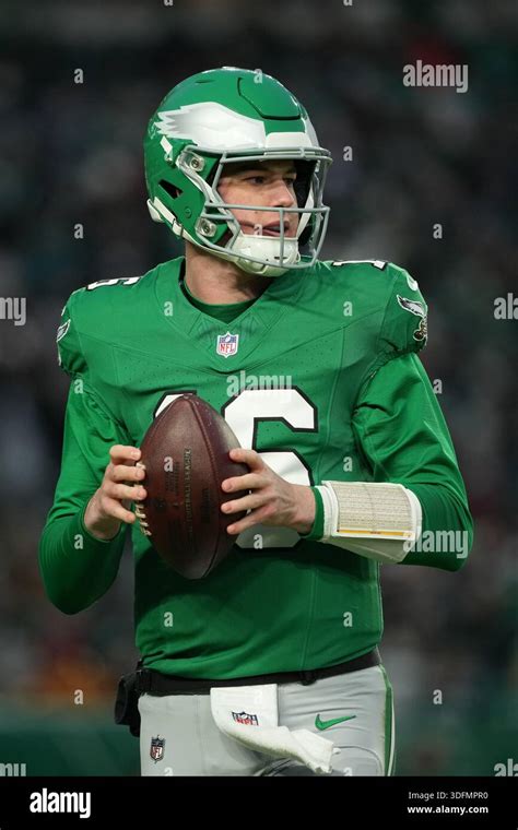 Philadelphia Eagles Tanner Mckee Warms Up During An Nfl Football Game