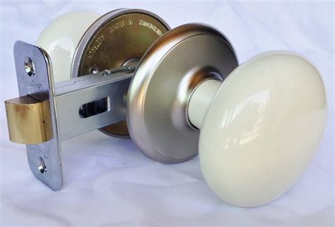 Ultra Hardware 88577 Gainsborough Porcelain Hall Closet Door Knob