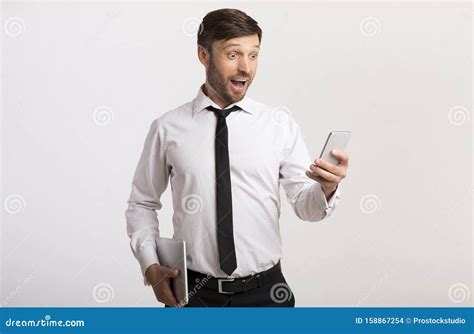 Sorprendido Hombre Con El Smartphone De Fondo Blanco Foto De Archivo