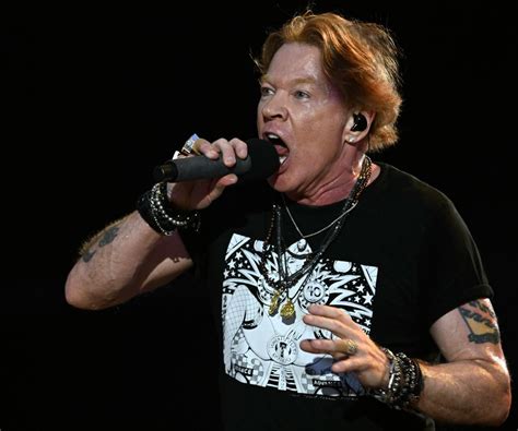 Axl Rose UpadŁ Na Scenie Komiczna Sytuacja Na Koncercie Guns N Roses