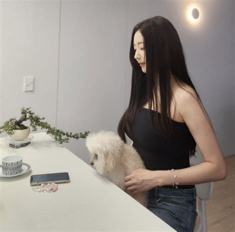 김사랑 46세 맞아 튜브톱 패션으로 글래머 인증 ★shot Osen