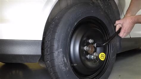 Как заменить колесо на Форд Фокус 3 своими руками