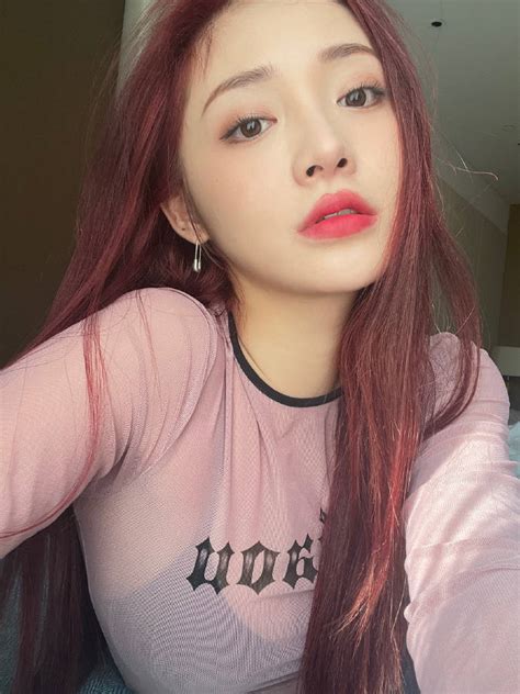 周洁琼晒生活美照 穿性感上衣对镜自拍秀小蛮腰 搜狐大视野 搜狐新闻