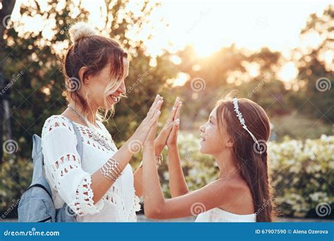 Mamma Met Dochter Stock Foto Image Of Tiener Glans 67907590