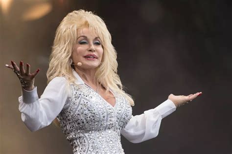 Remember Dolly Partons Wardrobe Malfunction At The Cma Awards