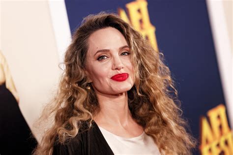 Así Se Ve Angelina Jolie Con Su Pelo Rizado Natural