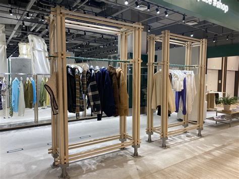 Pin By Louis L On 灵感货架 Store Interiors Retail Furniture Retail