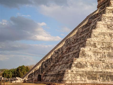 La Pirámide De Kukulkán En Chichén Itzá Mayan Peninsula