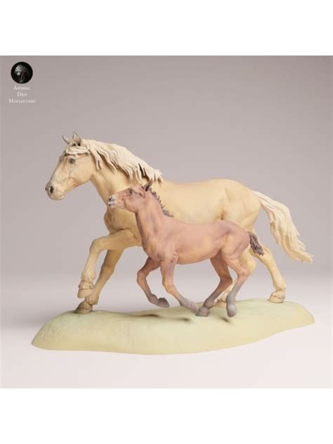 Yegua Mustang Corriendo Con Cría Miniatura En Resina