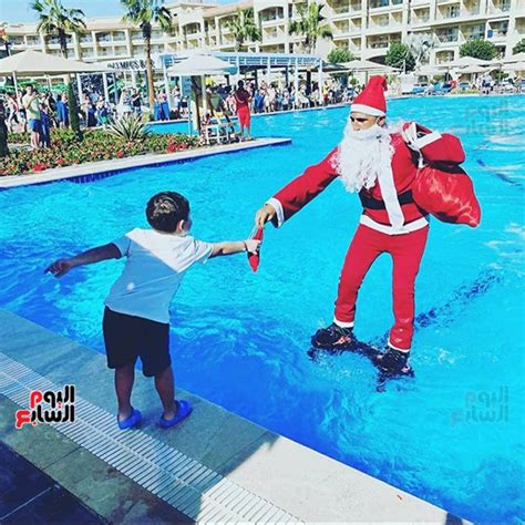 بابا نوبل الطائر يقدم عروضه ويوزع هداياه على السياح بفنادق الغردقة