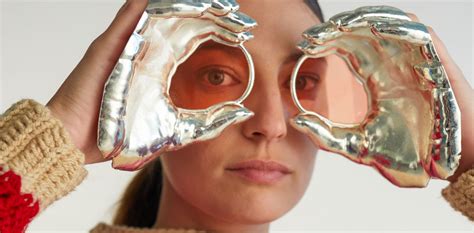 ישראל היום פרויקט הגמר של תמר אלון מהמחלקה לצורפות ואופנה נבחר לככב על שער Vogue בצלאל