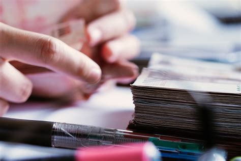 Polizist Erpresst Geld Und Verschluckt Es Bei Razzia Scheine Bleiben
