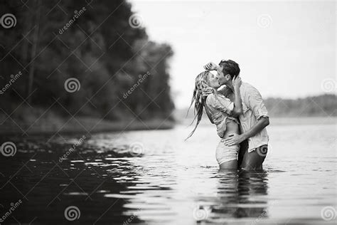 Bacio Tra Uomo E Ragazza In Acqua Fotografia Stock Immagine Di