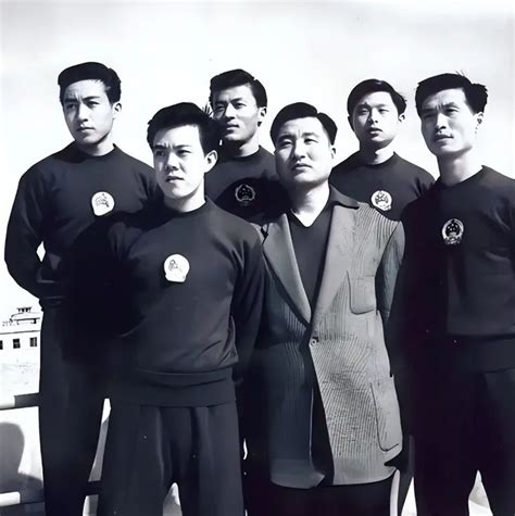 李富荣现状：83岁身体硬朗，儿子是知名演员，和他年轻时长得超像