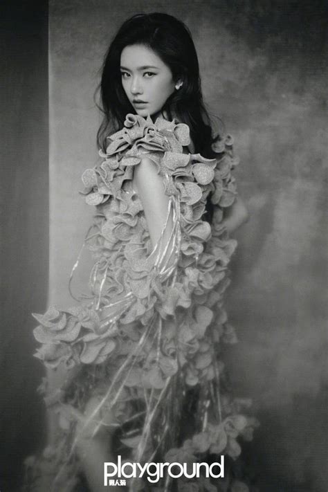 林允穿水波纹裙子大胆前卫 回眸又美又飒