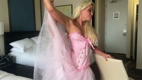 Tatiana Steele And Taperedphysique In Holding The Tiny Dancer Wmv Sams Bondage Club Clips4sale