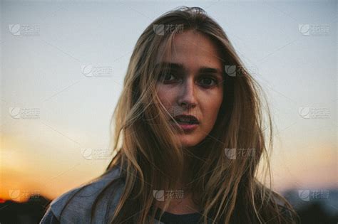 年轻女性潮人风格