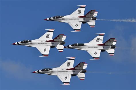 The Thunderbirds The Usaf Demo Team · Aerocorner