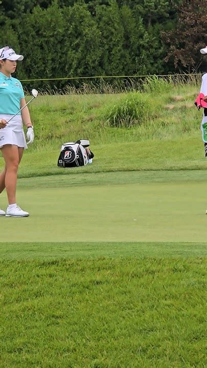 박현경프로 잔디정리후 아빠에게 볼 토스척하면 척이지 Golf Golfswing 골프 골프스윙 Automobile Golfer 골린이 Golflife