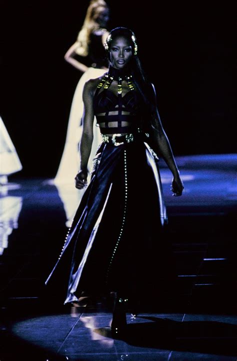 Gianni Versace Runway Show Fw 1992 Versace Fashion Fashion Show